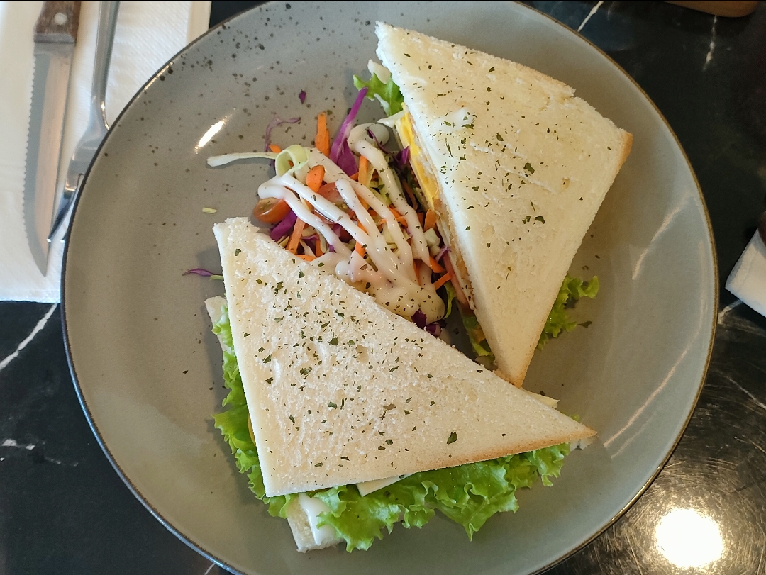 バリ島ジンバランビーチ沿いカフェ 屋上から夕陽を眺めるロケーション ～ KAPENI Caffee ～ | バリタビッ！！